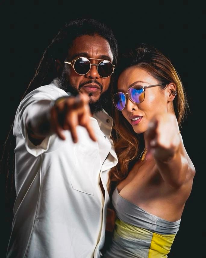 Multiartista chinesa Qymira se apresenta em trio no Carnaval de Salvador